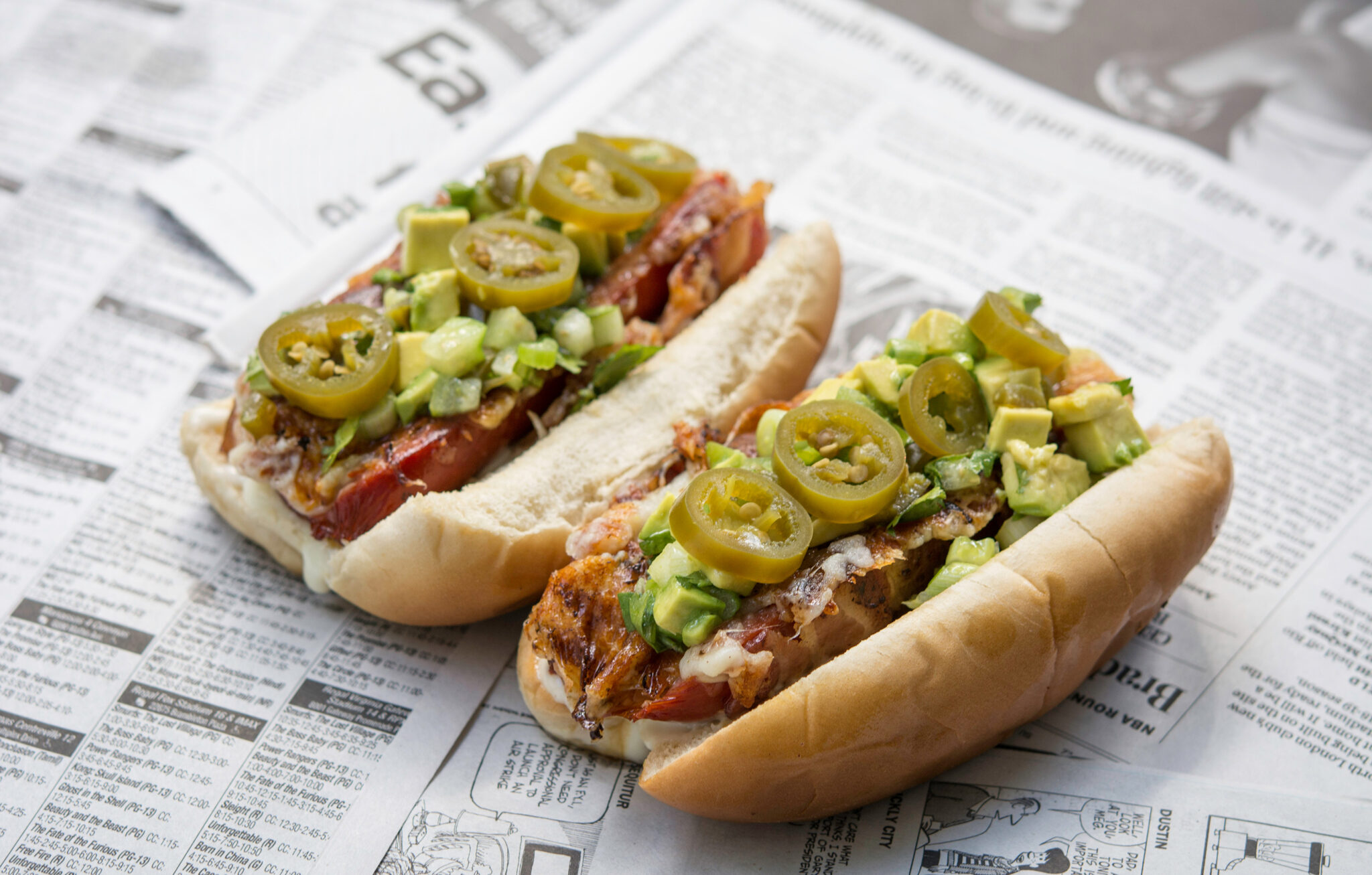 Hot dogs con queso, tocino y aderezo de aguacate - Pati Jinich en Español