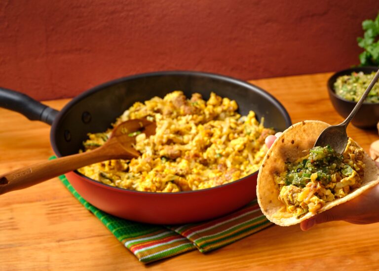 Huevos con Papa Hash, Elote y Chorizo - Pati Jinich en Español