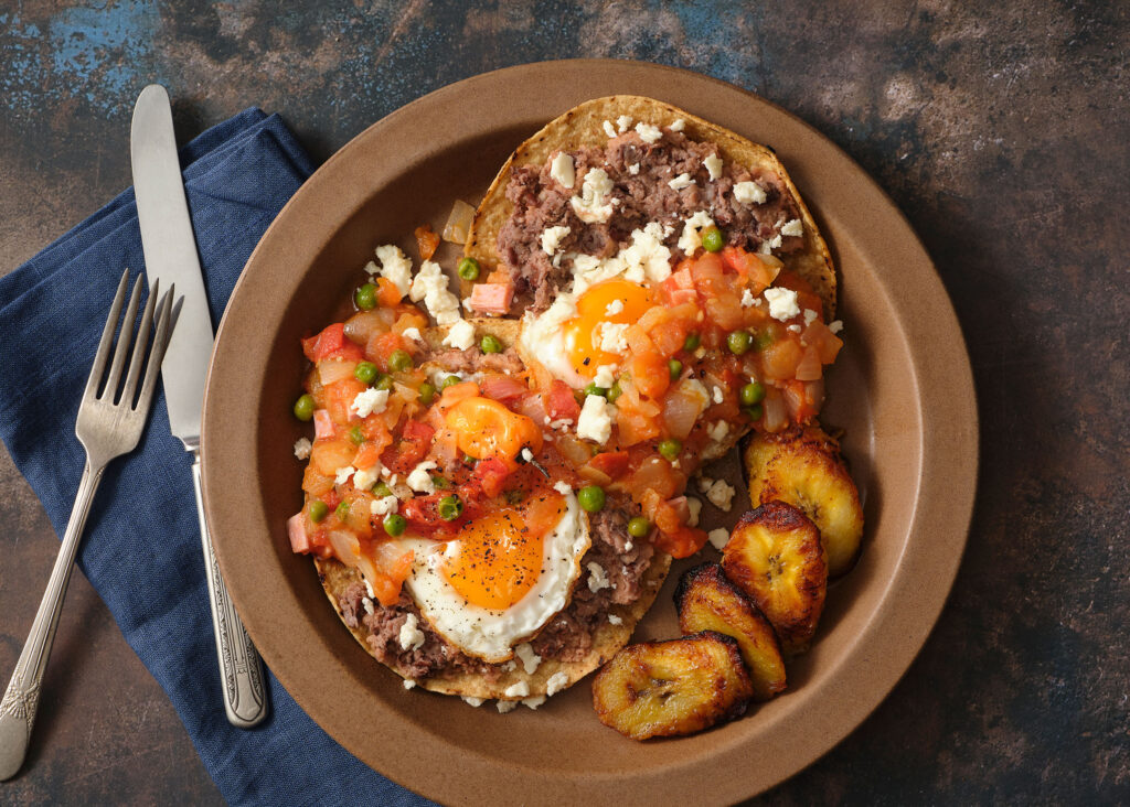 Carne y huevos con hash de papa y salsita asada - Pati Jinich en Español